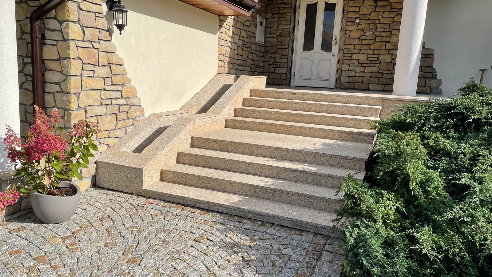 Parapety, schody i blaty z marmuru, granitu i konglomeratu | Bradex